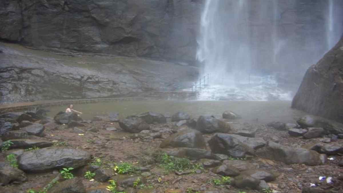 திருச்சிக்கு பக்கத்தில இப்படியொரு அழகான இடமா – ஜில்லுன்னு அருவி ...