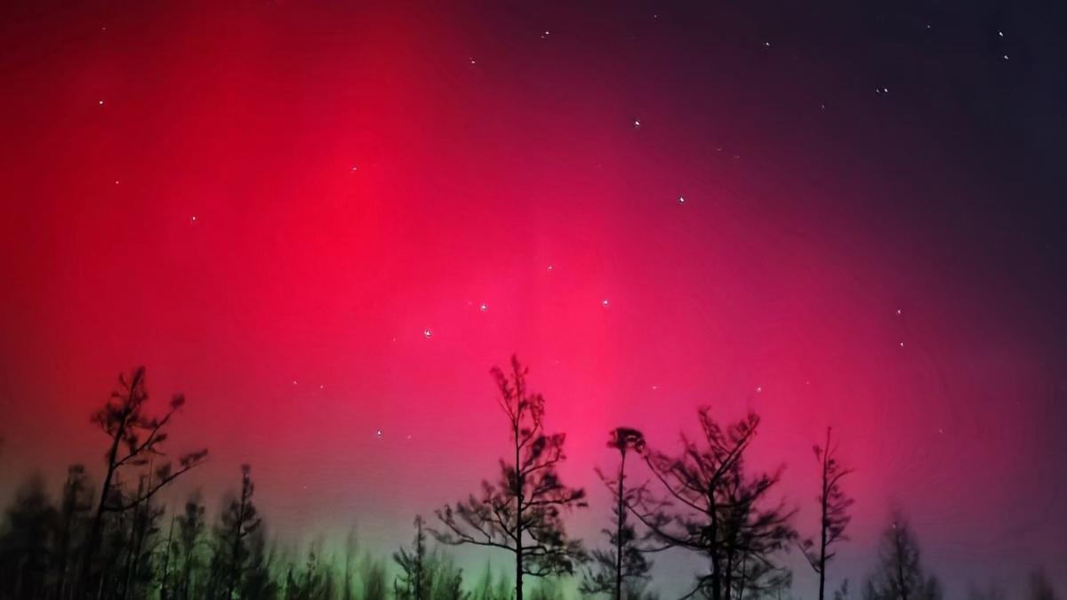 இரத்த சிவப்பு நிறத்தில் மாறிய வானம் – ஆச்சர்யத்தில் வேடிக்கை பார்க்க ...