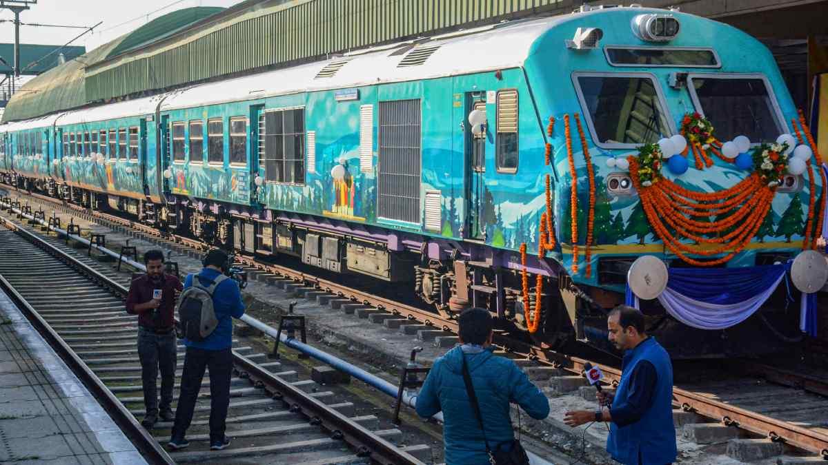 இனி ரயில்களில் நீங்கள் லோயர் பெர்த்தை புக் செய்ய முடியாது - அது ...